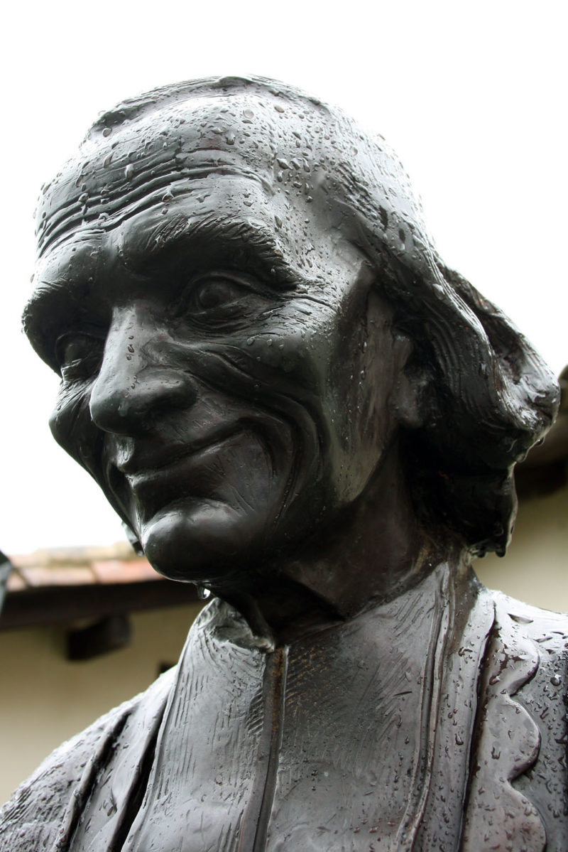 Ars statue Jean-Marie Vianney sous la pluie IMG_2898 - Association ... Ars statue Jean-Marie Vianney sous la pluie IMG_2898 - Association ...